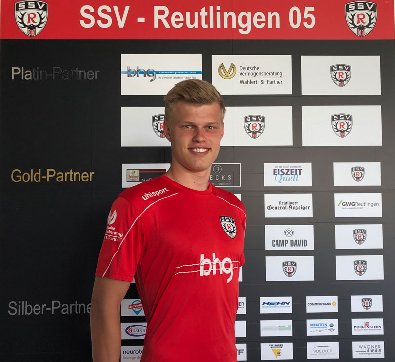 Leon Sky Tuksar und Dr. Dennis Murr an der Kreuzeiche