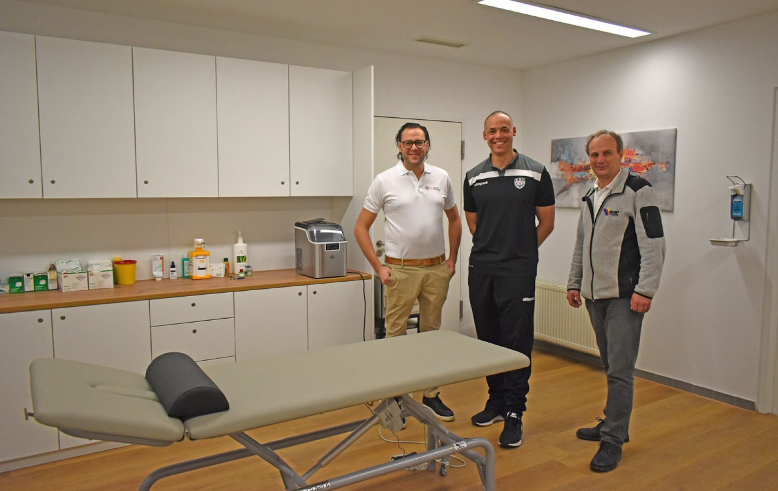 Sponsoren des SSV Reutlingen renovieren Behandlungsraum