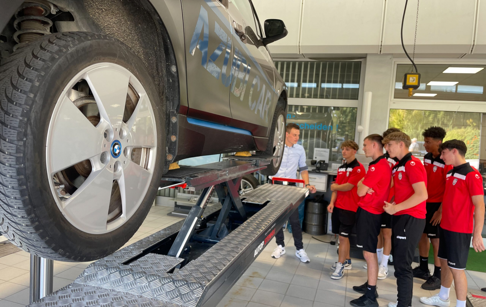 U16 und U17 des SSV Reutlingen besuchen Menton Automobilcenter
